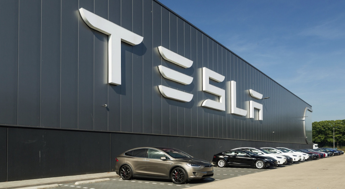 Tesla pasa los 100,000 mdd en capitalización de mercado.