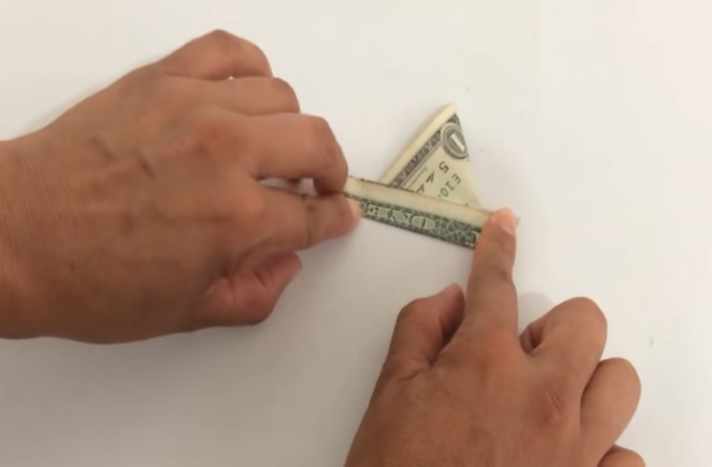 ¿Cómo doblar un dólar en triángulo para la buena suerte?