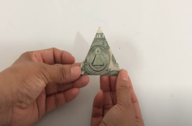¿Cómo doblar un dólar en triángulo para la buena suerte?