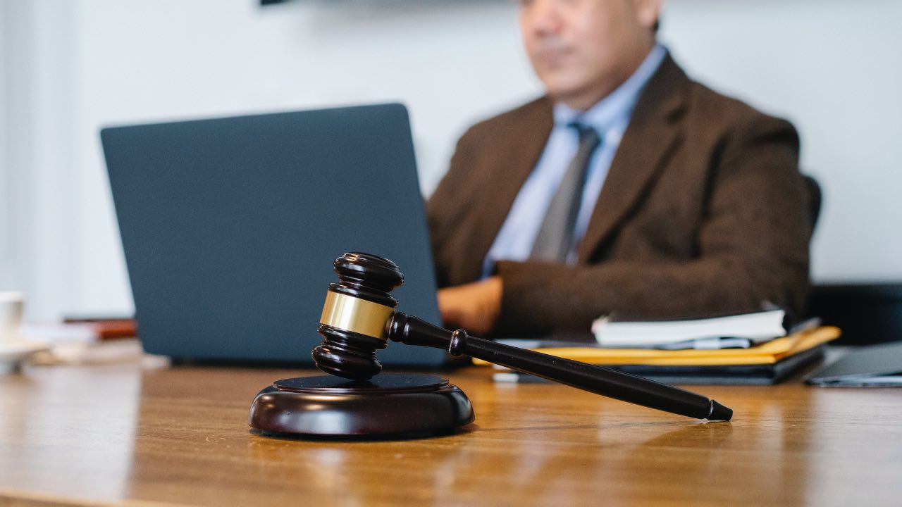 Cómo solicitar defensa legal gratuita y cuáles son los requisitos